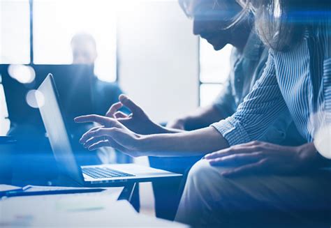 팀웍 프로세스 개념입니다 젊은 동료 사무실에 새로운 시작 프로젝트와 함께 작동합니다 수평 흐린 배경입니다 잘립니다 가상현실에