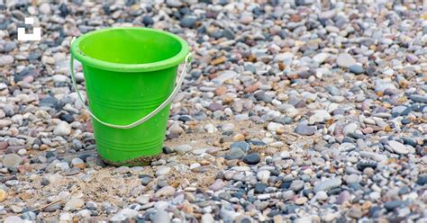 돌에 녹색 플라스틱 양동이 사진 Unsplash의 무료 녹색 이미지