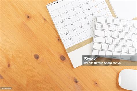 플래너 계획 일정 일정 및 일정 알림 재택 근무 온라인 편지지와 펜 연필이 있는 탁상용 달력 일일 회의를 계획하기 위한 키보드