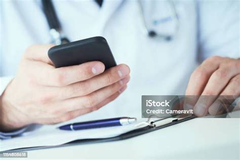 휴대 전화 클로즈업과 남성 의사 손 흰색 코트에서 남성 의사는 터치 스크린과 현대 스마트 폰 장치를 사용 하는 것입니다 건강 진단에 대한 스톡 사진 및 기타 이미지 Istock