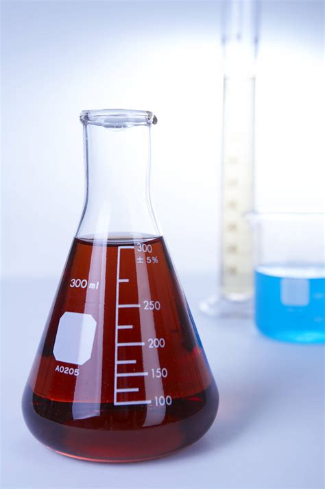 消毒剂按化学特性来分类可分为几类，它的作用机制和特点是什么？