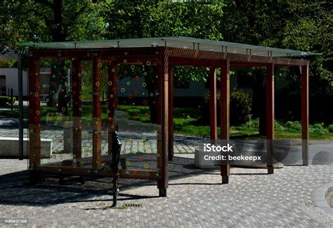 버스 정류장의 나무 구조 정자 퍼골라의 쉼터 지붕과 벽은 유리로 줄지어 있습니다 유리는 스테인레스 스틸 커플링으로 고정되어 있습니다 천장 유리는 흰색 줄무늬 태양입니다 0