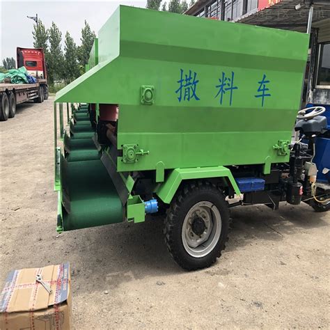 Rz Sl 2 种牛养殖投料机 牧场撒料车 青储饲料喂料车 曲阜市润众机械制造有限公司
