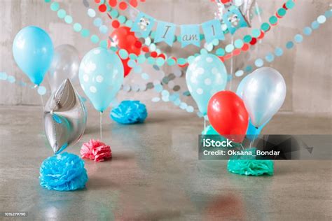 생일 축 하 편지 하나 말 축제 배경 장식 및 스튜디오 케이크 스 매쉬 1 년 개념에에서 다채로운 풍선 0명에 대한 스톡 사진 및 기타 이미지 Istock