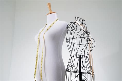 Stijlvolle Etalagepop Van Draadkleermakers En Vintage Etalagepop Premium Foto