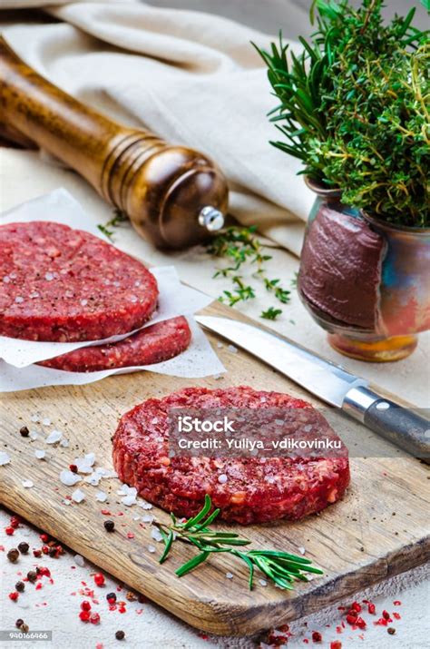 로즈마리 타임 소금 검정 및 분홍색 후추와 원시 햄버거 나무 보드에 제공 0명에 대한 스톡 사진 및 기타 이미지 0명 가정 생활 건강한 생활방식 Istock