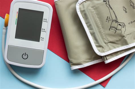 클로즈업 파란색과 빨간색 배경에 혈압을 측정 하기 위한 장치 가정간병인에 대한 스톡 사진 및 기타 이미지 가정간병인 건강 진단 건강관리와 의술 Istock