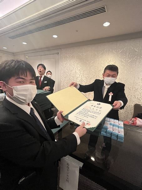 【総合ビジネス科】謝恩会での卒業証書授与場面 O ／ 大原簿記公務員専門学校 愛媛校