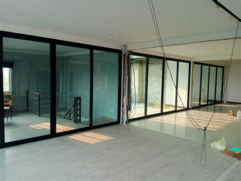 บานเลื่อนยูโร แบ่ง 4 ช่อง อลูมิเนียมสีดำพ่น ธนวัฒน์ อลูมิเนียม จำหน่าย ออกแบบและติดตั้ง