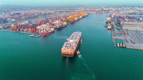 조감도 예인선 보트 드래그 컨테이너 선박 항구 및 물류에 대 한 작업 크레인 브리지 로드 컨테이너 가져오기 내보내기 또는 교통 개념 배경 Laemchabang 포트 촌 부리