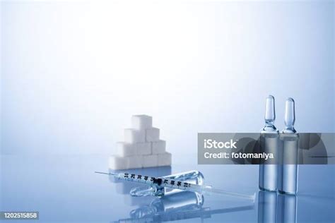 당뇨병 인슐린 높은 혈당 고혈당증 앰플 바이알 주사기 의료 주사 질병 건강 관리 복사 공간이있는 의료 배경 당뇨병 세계 건강관리와 의술에 대한 스톡 사진 및 기타 이미지