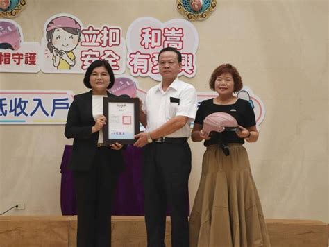鼎立興、和嵩公司捐贈弱勢安全帽 攜手雲縣府守護交安