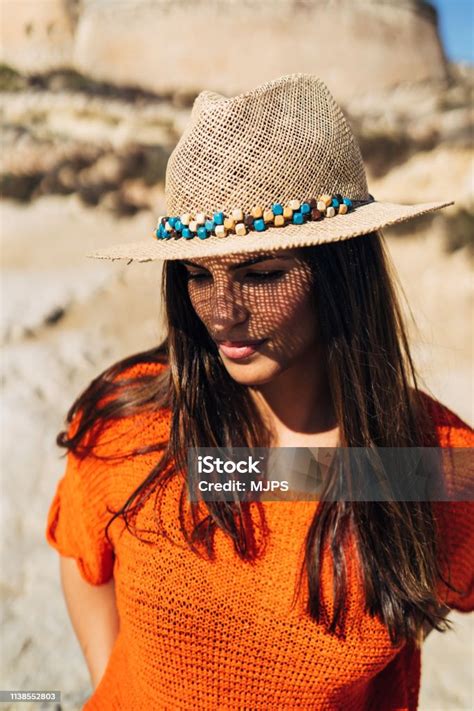 해변에서 예쁜 여자 좋은 여성의 근접 촬영 초상화 밀 짚 모자 피부 보호 행복 한 건강 한 여름 휴가 아래 태양에서 그녀의