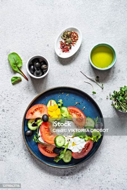 페타 치즈 신선한 야채 바삭한 양상추 마이크로 그린및 보라색 꽃을 곁들인 식욕을 돋우는 샐러드 그리스 샐러드의 비표준 제공량 0