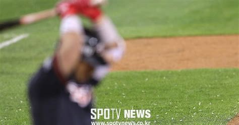 [포토s] 선수들 괴롭히는 그라운드 위 날벌레