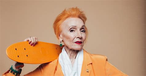 매력적인 성숙한 빨간 머리 패션 여자가 스케이트보드를 들고 스튜디오에 고립되어 서 있는 사진 카메라를 보고 있다 사진 Unsplash의 한 명의 여성만 이미지