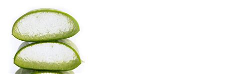 하얀 바탕에 신선한 알로에 베라 슬라이스 녹색 알로에 베라 잎의 얇은 투명 조각입니다 플랫 레이 배너 배경 및 긴 웹 배너를 위한 디자인 0명에 대한 스톡 사진 및 기타