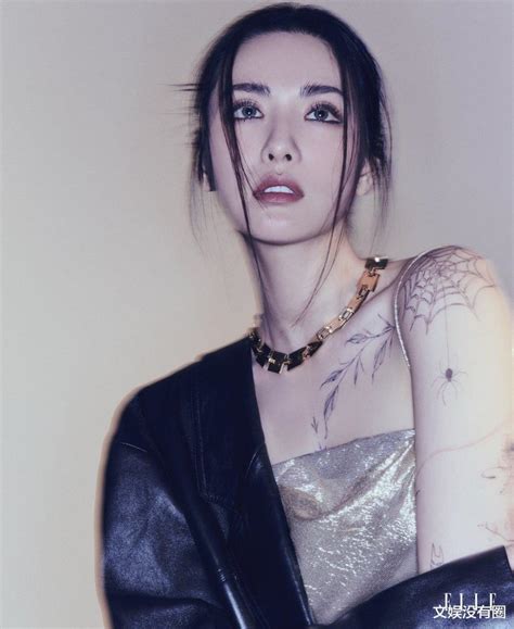 前世首美NANA林珍娜登ELLE封面大秀美背纹身 腾讯新闻
