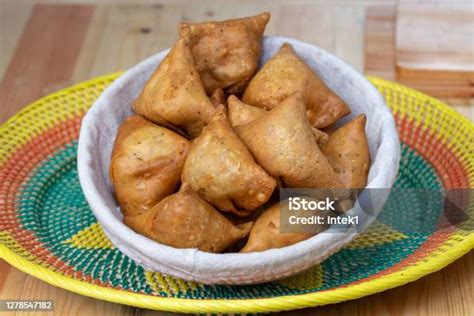 채식 튀김 사모사 클로즈업 채식 삼사 또는 사모사 인도 특가 전통 길거리 음식 0명에 대한 스톡 사진 및 기타 이미지 0명 가득 찬 감자 요리 Istock