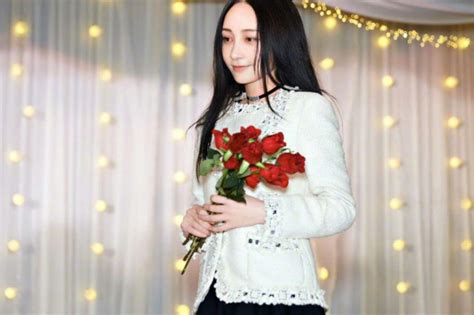 36岁姚笛生日当天手捧玫瑰，原来竟是被求婚了，转角终于遇到爱