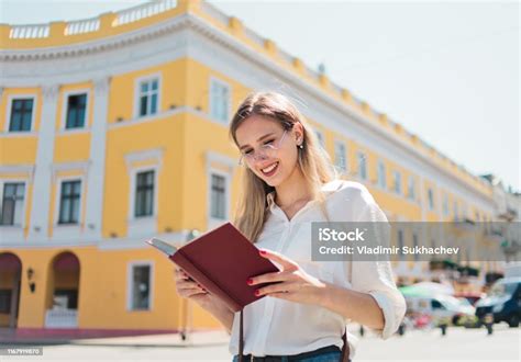 백인 젊은 금발의 여자는 도시 거리의 배경에 대해 이동 책을 읽고 거리에 대한 스톡 사진 및 기타 이미지 거리 건축 걷기 Istock