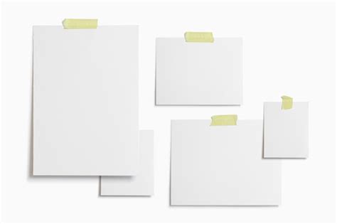 빈 사진 카드 찢어진 종이 노란색 접착 테이프로 붙어 있고 쉽게 편집 할 수 위해 흰색에 격리 된 폴라로이드 프레임이있는 무드 보드 템플릿 구성 모형에 대한 스톡 사진 및