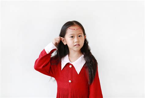 어린 소녀는 머리를 만지고 하얀 배경에 고립된 카메라를 바라보며 옷을 입는다 2 3 살에 대한 스톡 사진 및 기타 이미지 2 3 살 4 5세 귀여운 Istock