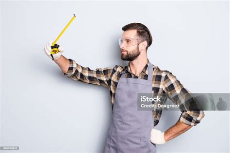 테이프 라인 사려깊은 바쁜 목수의 초상화 측정 하는 허리에 손을 잡고 룰렛 회색 배경 위에 절연 검사 기계공에 대한 스톡 사진 및 기타 이미지 Istock