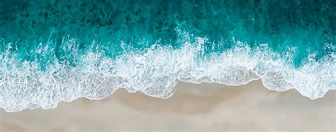 텍스트에 대한 복사 공간이있는 청록색 물이있는 아름다운 바다 풍경 해변의 무인 항공기에서 항공 이미지를 볼 수 있습니다 청록색 물 공중 Uav 무인 항공기 샷과 아름다운