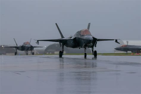 日本冲绳嘉手纳空军基地美日联合演习