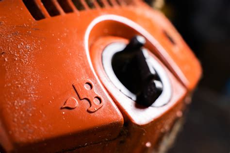 전기 톱 바에 톱 체인을 윤활하기위한 윤활유를 채우기위한 탱크 전기톱 기름 기호입니다 높은 엔진 속도에서 마찰로 인한 과열을 방지하는 오일 Mandate에 대한 스톡 사진