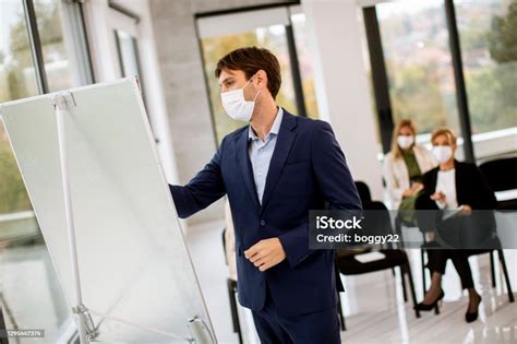 기업기업 교육포럼 비즈니스 세미나에 보호얼굴 마스크를 착용한 비즈니스 인원 30 34세에 대한 스톡 사진 및 기타 이미지