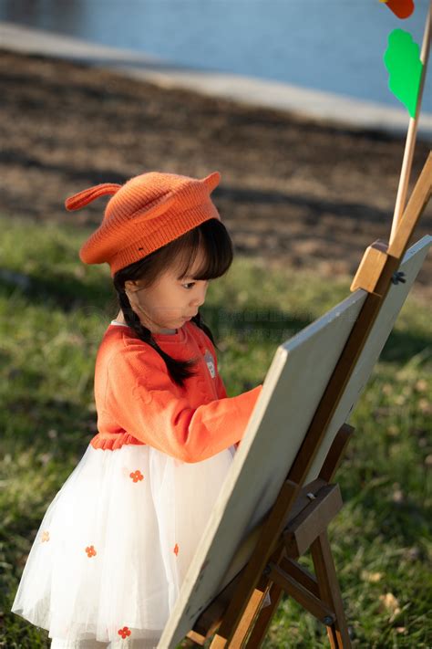 长发高清图片 可爱的小女孩写作业887 人像图片免费下载 格式 2667像素 编号67610087 千图网