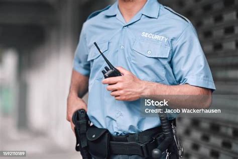 경비원 안전 책임자 및 보호 순찰 또는 감시를 위해 거리에서 워키토키를 손에 들고 있는 남자 법 집행 도시에서 제복을 입은 범죄 예방 남성 노동자와의 초점 및 의무 보안