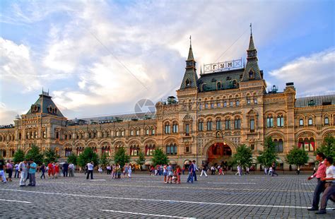 俄罗斯莫斯科2010 年 6 月 26 日 夏日 人们于 2010 年 6 月 26 日在俄罗斯莫斯科红场走近莫斯科古姆百货公司高清图片下载 正版图片321125156 摄图网