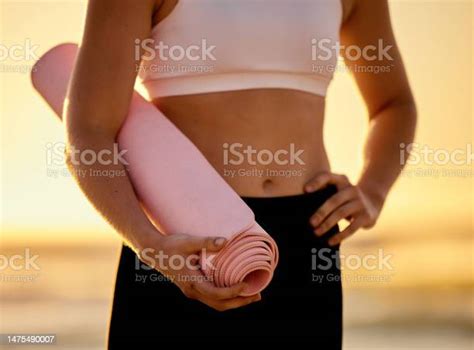 요가 매트 근접 촬영 및 명상 젠 웰빙 운동 및 건강을 위한 휴식을 위한 해변에서 여성 피트니스 줌 및 요가 또는 필라테스를 위한 바다의 소녀 바다 운동 전에 호흡과 진정