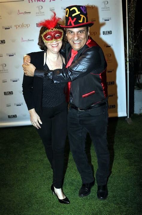 שאריות של הפורים כוכבי הישרדות מתחפשים