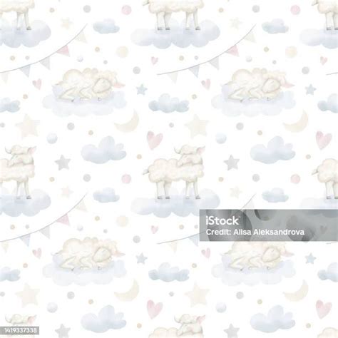 아기 이음새가 없는 무늬 작은 귀여운 램프와 파란 구름 파스텔 베이지 색 색상의 양과 별이있는 손으로 그린 수채화 배경 소년 또는 소녀 섬유 및 직물 인쇄 양에 대한 스톡