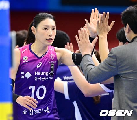 `오쎈` 스포츠 포토 현장 “많이 찾아와주시니 흥 납니다” 배구여제 효과에 반색한 권순찬 감독 오쎈 장충 Zum 뉴스