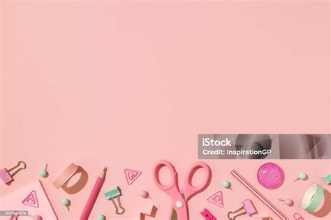 위 사진 위에 가위 테이프 종이 클립 핀 연필 펜과 빈 공간으로 분홍색 배경에 격리 된 나선형 0명에 대한 스톡 사진 및 기타 이미지 Istock