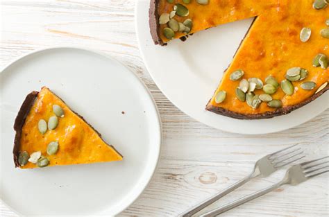 테이블 위에 포크가 있는 흰색 접시에 말린 씨앗을 곁들인 오렌지 호박 파이 가을 분위기 티타임 컨셉 수평 방향 상의 View 가을에 대한 스톡 사진 및 기타 이미지 Istock