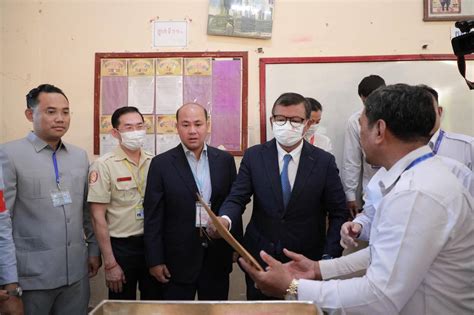 លោកបណ្ឌិតសភាចារ្យ ហង់ជួន ណារ៉ុន អញ្ជើញបើកហឹបវិញ្ញាសានៅមណ្ឌលប្រឡង នគរដ្រេហ្គន