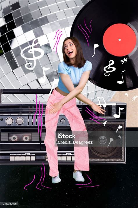 수직 크리 에이 티브 콜라주 그림 재미 쾌활 한 소녀 댄스 리듬 복고풍 빈티지 파티 90 년대 디스코볼 비닐 스케치 핀업 스테레오 올드 스쿨 20 24세에 대한 스톡 사진