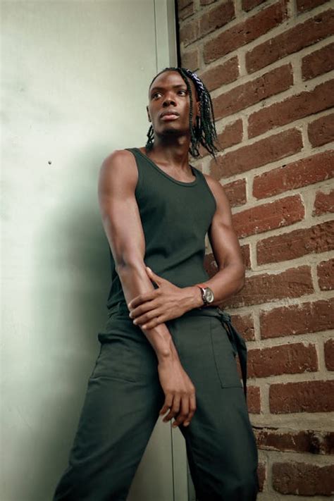 구슬이 달린 머리띠 긴 머리 남자 브레이드 헤어 수염 수직 쐈어 잘 생김 젊은 측면 초상화 헤어스타일에 관한 무료 스톡 사진