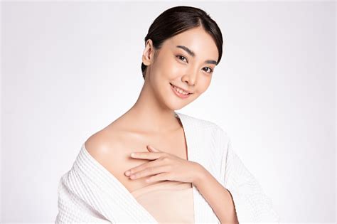 흰색 배경에 목욕 가운을 입고 아름다운 젊은 아시아 여성 얼굴 관리 얼굴 치료 화장품 아름다움과 스파 개념 건강관리와 의술에 대한 스톡 사진 및 기타 이미지 Istock