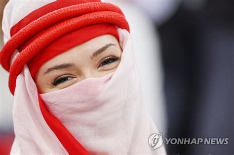 이슬람 복장의 여성 축구팬 연합뉴스