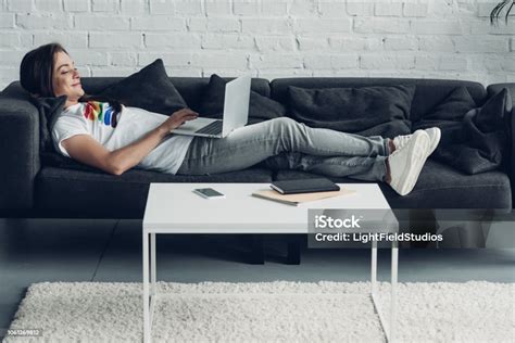 편안한 젊은 트랜스 젠더 프리랜서 남자 집에서 소파에 노트북 사용 양성에 대한 스톡 사진 및 기타 이미지 양성 컴퓨터 테크놀로지 Istock