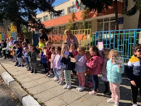 Послания върху есенен лист за пътна безопасност Darik Bg