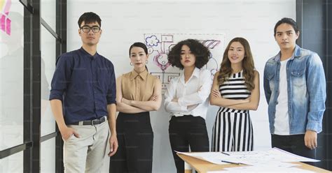 똑똑한 아시아 스타트업 소규모 기업가 서 자신감 있는 초상화 친구와 파트너 캐주얼 회의 브레인스토밍 화이트 보드 및 비즈니스 금융 종이 차트 Anslysis 사무실 배경