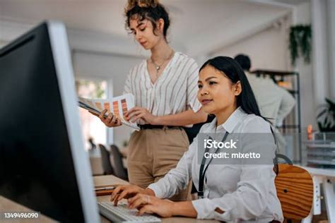 사무실에서 데스크톱 컴퓨터에서 함께 일하는 두 명의 비즈니스 동료 20 24세에 대한 스톡 사진 및 기타 이미지 20 24세 25 29세 2명 Istock